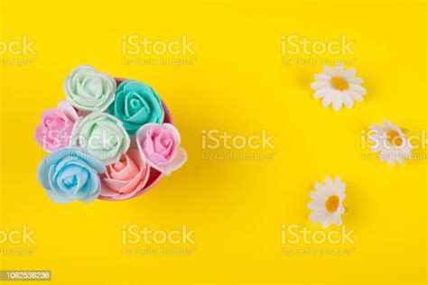 밝은 노란색 바탕에 핑크 버켓과 카모마일 꽃에서 여러 수 제 장미 봉 오리의 무리 꽃 식물에 대한 스톡 사진 및 기타 이미지 꽃 식물 양동이 위에 Istock