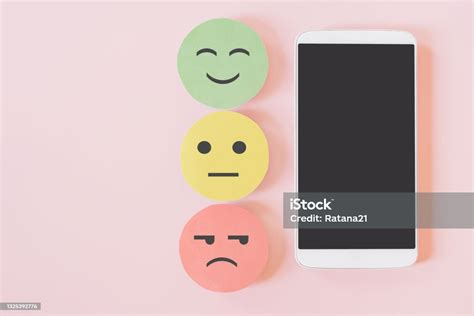 터치 스크린 핸드에 클리핑 휴대 전화 는 긍정적 인 사고 고객 검토 경험 만족도 설문 조사 개념에 대한 핑크 배경에 행복한 미소 얼굴을 잘라 0명에 대한 스톡 사진 및 기타