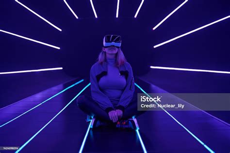 여성은 가상 현실 헤드셋을 사용하여 메타버스에 액세스합니다 Brand Name Video Game에 대한 스톡 사진 및 기타 이미지 Brand Name Video