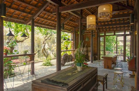 테이블 의자 화분이 있는 방 사진 Unsplash의 무료 베트남 이미지