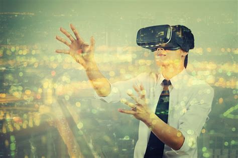 이중 노출 남자 현대 Coworking 스튜디오에 가상 현실 입고 Vr 상자 3 차원 가상 현실 안경 헤드셋 빈티지 색상을 함께 사용 하는 스마트폰 Brand Name