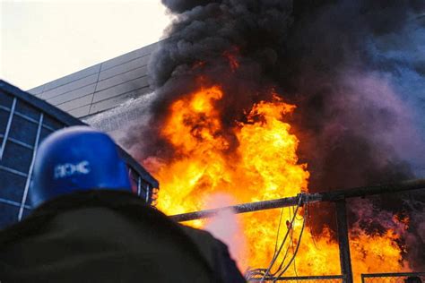 Un bombardeo ruso dejó tres muertos seis heridos y cortó el suministro de agua en Kiev Infobae