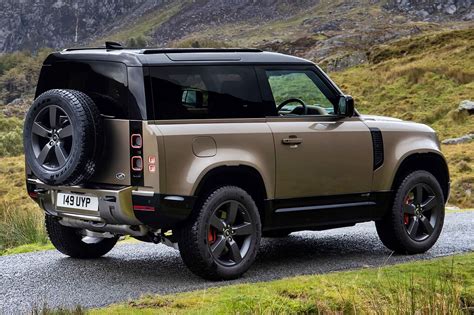 고성능 오프로더 랜드로버 디펜더 90 P400 X 출시