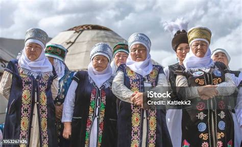 Foto De Mulheres Do Quirguistão Nos Jogos Mundiais De Nomad Vestida Com