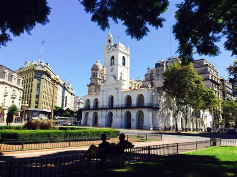 인도로가는길 구름 한 점 없는 파란 하늘과 따사로운 햇살 그리고 그늘에서 즐기는 여유로운 시간들 흡사 유럽의 어느 도시에 온듯한 느낌을 주는 아르헨티나 부에노스아이레스