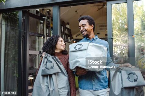 재활용 가방을 들고 있는 환경에 민감한 젊은 아프리카계 미국인 부부 재활용자재에 대한 스톡 사진 및 기타 이미지 재활용자재