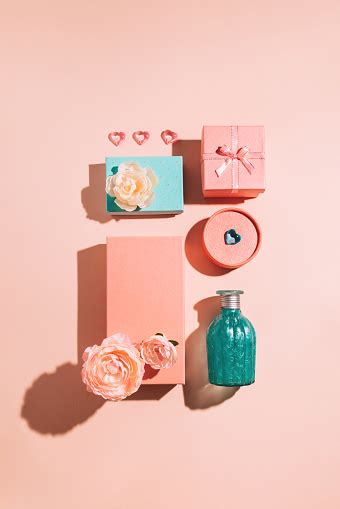 햇볕이 잘 드는 그림자가 있는 파스텔 색상의 선물 상자와 꽃의 축제 기하학적 배열 0명에 대한 스톡 사진 및 기타 이미지 0명 3월 개념 Istock