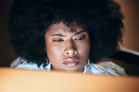 글로벌 온라인 회사를 위한 비즈니스 연구 분석 웹사이트 전략 또는 시스템 관리를 통해 흑인 여성의 초점 밤 및 노트북 정보 기술
