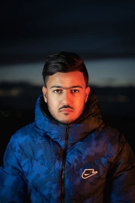 멋진 남자 갈색 머리 감기 거리 사진 거리 스타일 겉옷 겨울 나이키 날카로운 눈 남성 남자 뉴욕 뉴욕 패션 대도시 도시 스타일 도시의 도시의