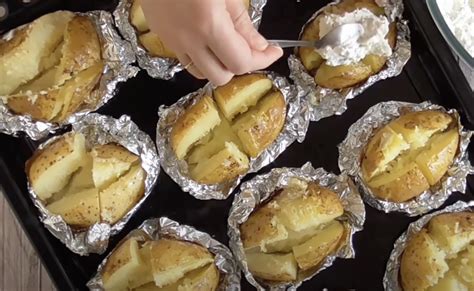 Снаха ми направи салата и я сложи в печени картофи няма да си кривя душата пръстите си