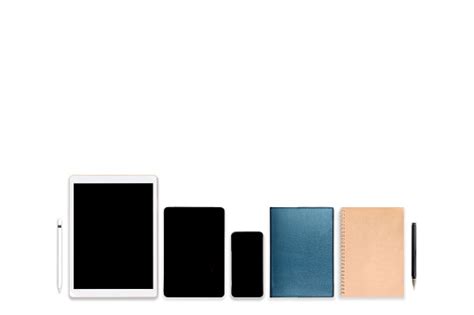 노트북 컴퓨터 디지털 태블릿 휴대 전화 및 액세서리와 사무실 테이블의 평면 누워 사진 현대적인 톤 배경에 데스크톱 사무실 모형 개념입니다 개념에 대한 스톡 사진 및 기타