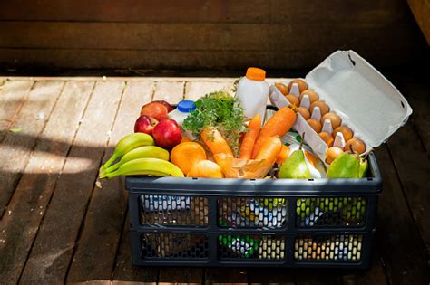 배달 및 주문 한 음식 상자 우유 야채 계란 상자 소포에 집으로 보낸 식료품 배달 온라인 음식 주문 및 배달 개념 식료품에 대한