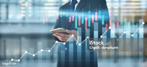 손에 스마트 폰과 계획 그래프 성장과 차트 긍정적 인 지표의 증가 개념에 대한 스톡 사진 및 기타 이미지 개념 개발 금융 Istock