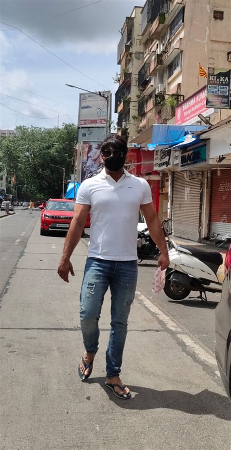 sidharth shukla s basic outfit is great for stepping out in unlock 3