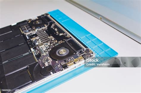 엔지니어는 노트북 Pc 컴퓨터 및 마더보드를 수리합니다 장비 Cpu를 설치합니다 개선에 대한 스톡 사진 및 기타 이미지 개선