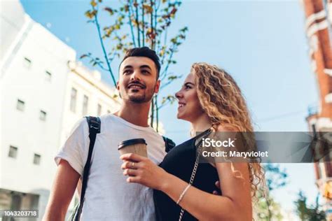 시에 산책 하는 관광객의 혼합된 경주 부부입니다 아랍 남자와 백인 여자 마시는 커피와 야외에서 포옹 관광객에 대한 스톡 사진 및 기타 이미지 Istock