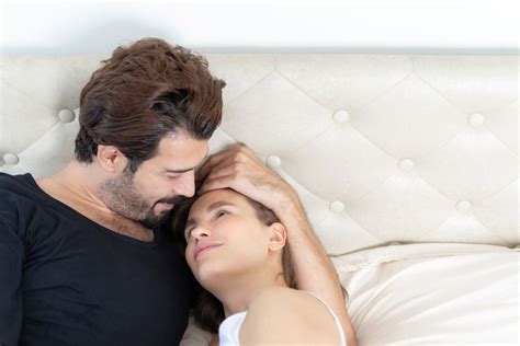 8 Manfaat Memeluk Pasangan Setelah Berhubungan Seks
