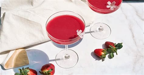 가벼운 계절 고명 과일 과일 칵테일 꽃 다이 키리 달콤한 대접 대담한 색상 대리석 테이블 딸기 딸기 다이키리 딸기 칵테일 모임 모크테일 옵션