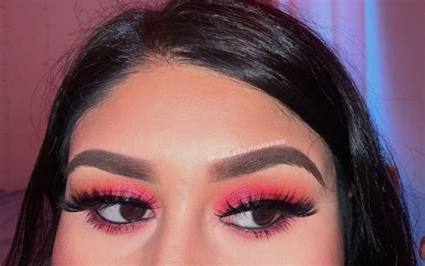 Soft Pink Eye Shadow Look With A Touch Of Glitter