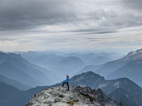 무료 사진 산악 등반가 산의 정상 젊은 여자 익 스 트림 하이랜드 산 안개 풍경 빙하 피크