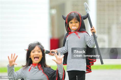 할로윈 휴일 과 어린 시절 개념 작은 아이 마녀 의상을 입고 할로윈에 동남 아시아 야외에서 카니발 의상을 입은 재미있는 아이들 10월에 대한 스톡 사진 및 기타 이미지