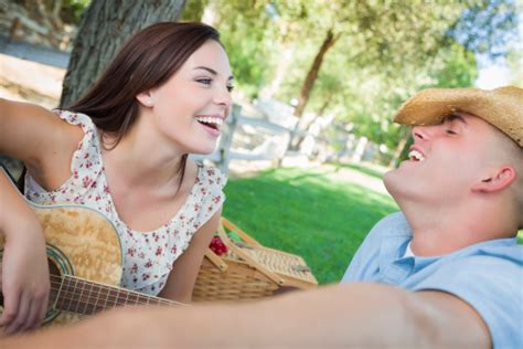 혼합됨 리우로 커플입니다 및 기타 및 카우보이 모자 In Park 2명에 대한 스톡 사진 및 기타 이미지 2명 기타 연주자