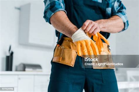고무 장갑을 착용 하는 유니폼을 입고 핸디맨의 자른 보기 공구벨트에 대한 스톡 사진 및 기타 이미지 공구벨트 멜빵 바지 부엌 Istock