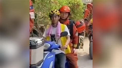 云南再现 摩托大军”，群众自发骑摩托车送消防员上山灭火手机新浪网