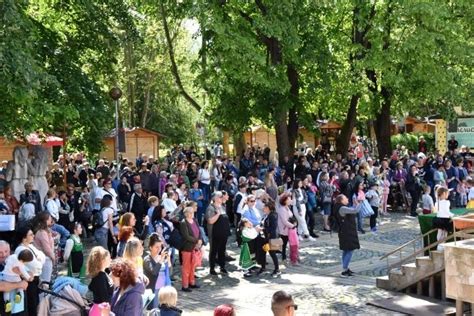 С тържествена литургия и шествие отпразнуваха Цветница във Вършец снимки