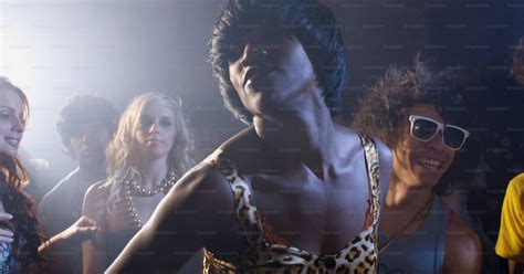 서로 주위에 서있는 사람들의 그룹 사진 Unsplash의 팝 이미지