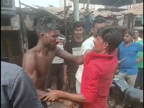 video of a fight between two youths over a trivial matter मामूली बात