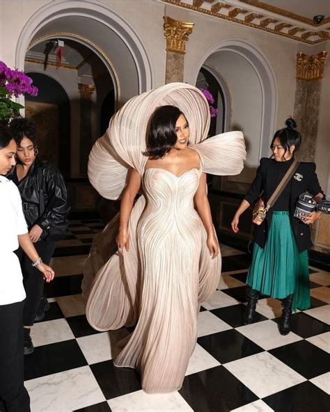 Pin By Stephen Best On Mindy Kaling Fashion Dresses Style Icons