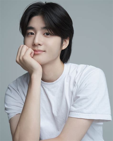 물라이트배우프로필사진 여자프로필사진 개인프로필사진 배우 윤종일 Instagram