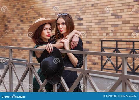 Belle Pose De Femmes De Mode Portrait Urbain De Mode De Vie La Mode Sur Le Fond De Ville