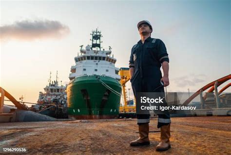 해양 선박 또는 선박 갑판에 해양 갑판 책임자 또는 최고 메이트 검사 보기에 대한 스톡 사진 및 기타 이미지 검사 보기