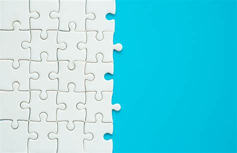 파란색 배경에 퍼즐 조각의 흰색 부분 문제 해결의 개념 비즈니스 성공 팀워크 불완전한 퍼즐 게임을하는 팀 텍스트를위한 복사 공간이있는 텍스처 사진 개념에 대한 스톡 사진 및