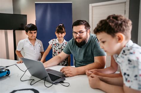 컴퓨터 코딩 수업 건물 및 프로그래밍 로봇 차량의 교사와 학생 8 9 살에 대한 스톡 사진 및 기타 이미지 8 9 살 Stem 주제 개발 Istock