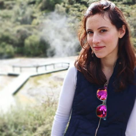 Pretty Stephanie Scrolller