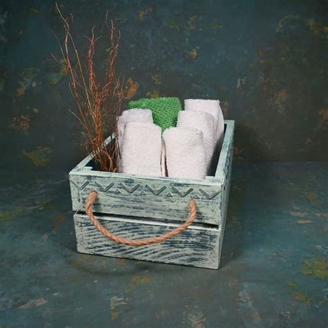 Деревянный ящик с декоративными элементами под старину В декоре я использовала меловые краски и