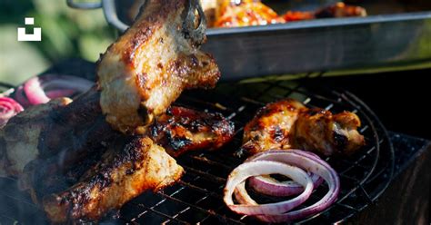 스테인레스 스틸 포크와 스테이크 나이프 슬라이스 고기를 들고 있는 사람 사진 Unsplash의 무료 바베큐 이미지