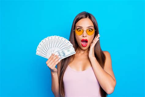 좋은 달콤한 부드러운 매력적인 귀여운 애 교 스트레이트 머리 여자 Tanktop 노란색 선글라스를 착용의 입을 100 원 밝은 선명한 파란색 배경에 고립의 팬을 들고 통화에