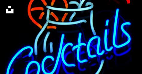 파란색과 빨간색 칵테일 네온 간판 사진 Unsplash의 무료 네온 이미지