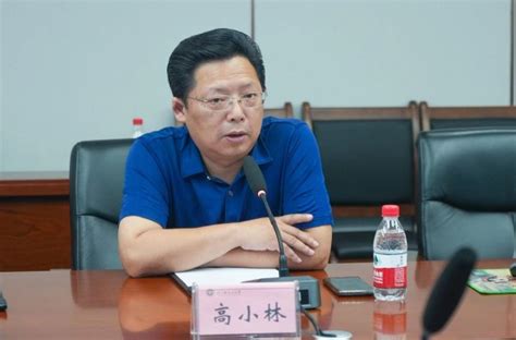 中国工艺美术学会党委书记、理事长才大颖莅临学校调研