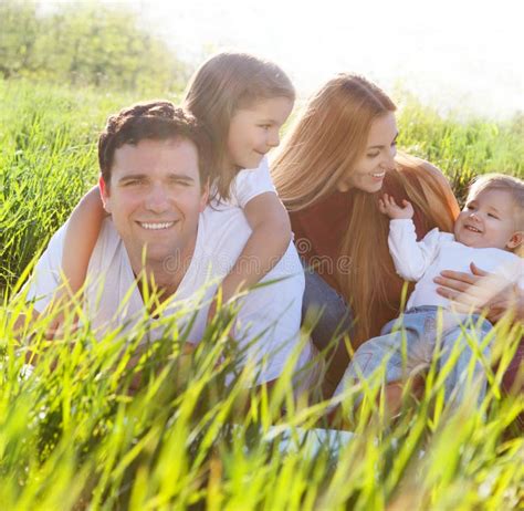 Ung Familj Med Ett Hemmastatt Barn Fotografering För Bildbyråer Bild