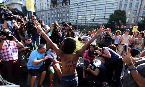 Argentine Women Stage Topless Protest Claiming Sunbathers Rights Reuters