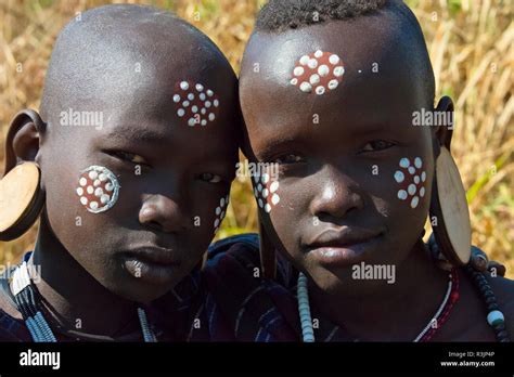 Mursi Tribe People In Traditional Stockfotos And Mursi Tribe People In