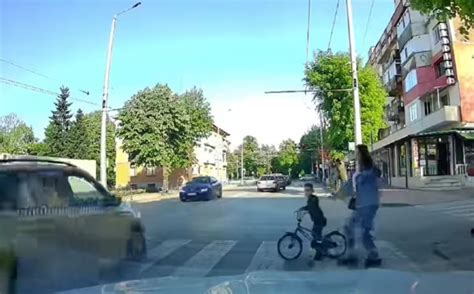 Мрежата прегря заради нагъл бакшиш от Враца За малко да сгази дете на пешеходна пътека видео