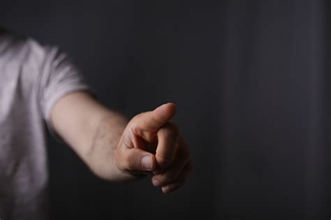 가상 홀로그램 화면을 두드리는 청년의 손가락의 얕은 초점 복사 공간 개념에 대한 스톡 사진 및 기타 이미지 개념 개념과 주제 고름 Istock