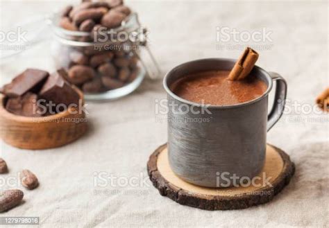 식탁보에 계피 스틱이 달린 금속 머그잔에 핫 초콜릿 복사 공간 머그에 대한 스톡 사진 및 기타 이미지 머그 전통 컵 Istock