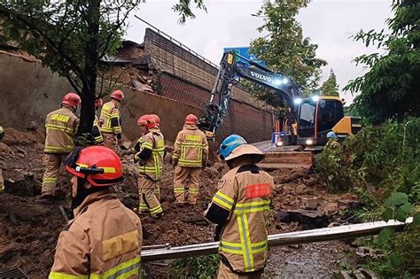 오산 가장교차로 고가도로 옹벽 무너지며 차량 매몰1명 대피
